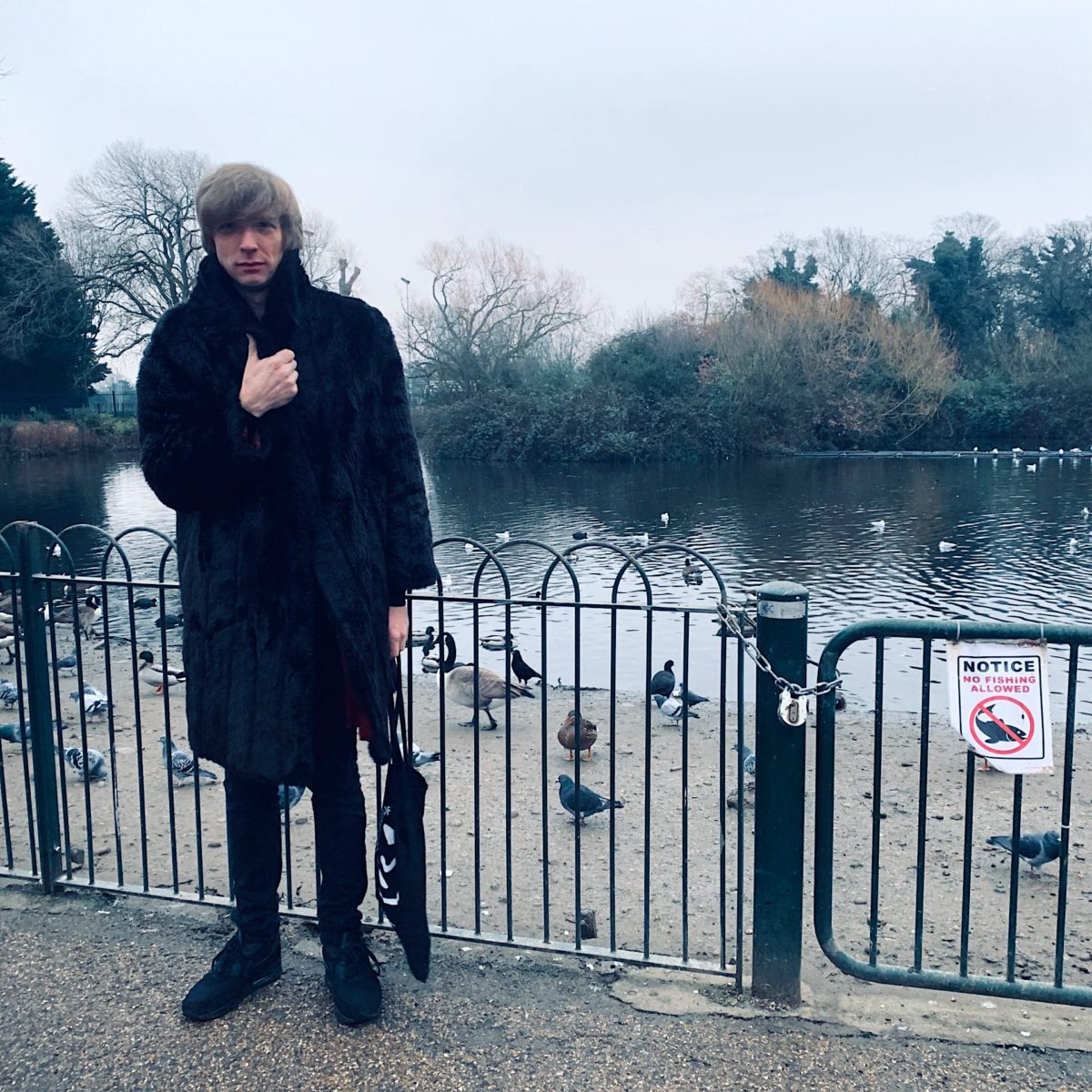 Jeremy Jay reprend "Where Have All the Flowers Gone?" de Pete Seeger ...